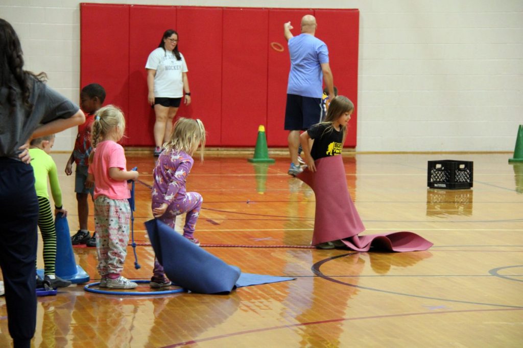 Parents join students in gym classes at Henning Elementary – The Troy ...